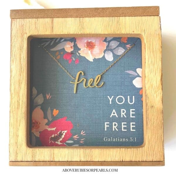 Christmas Gift Guide for the Proverbs 31 Woman | Above Rubies or Pearls